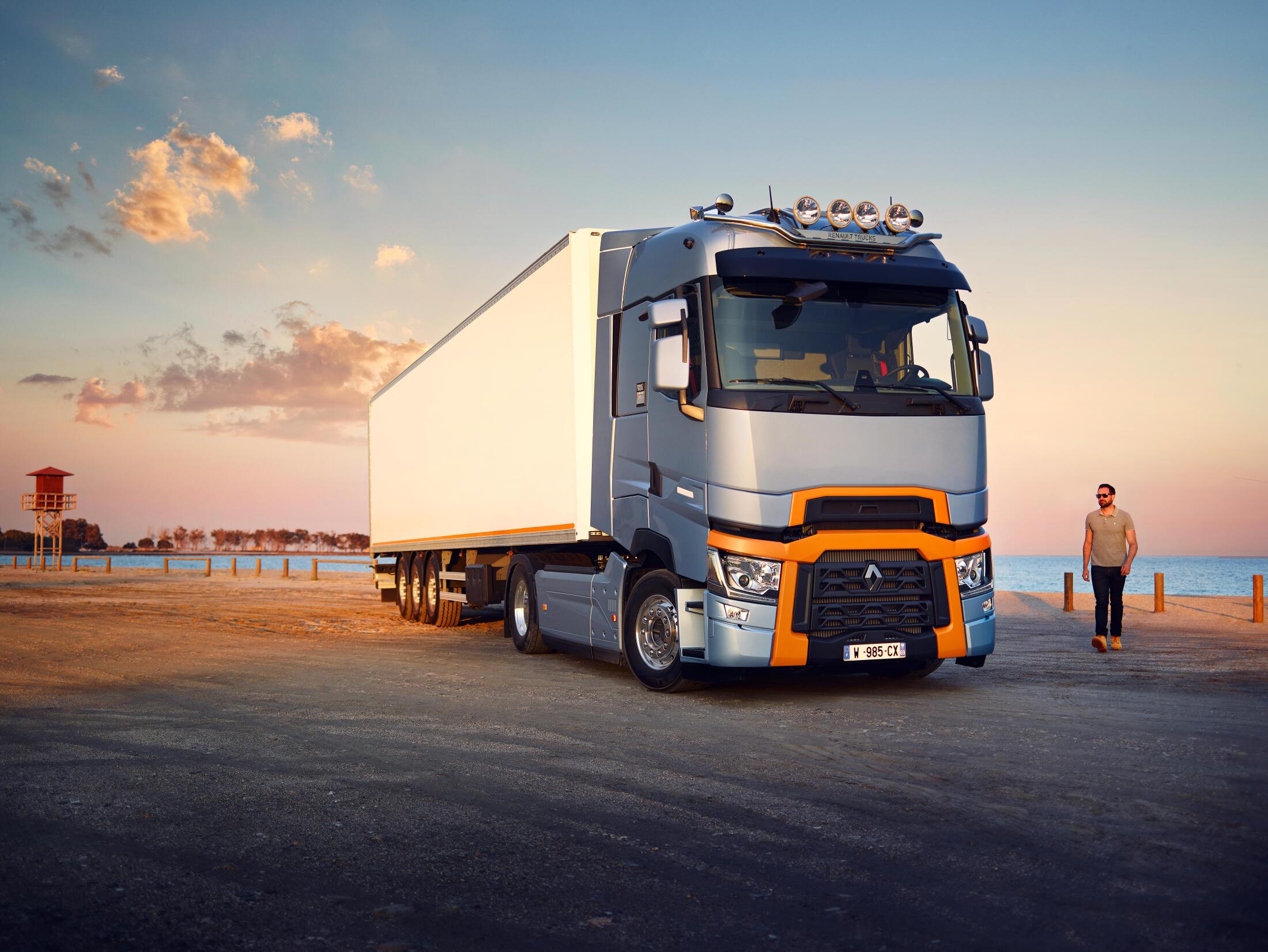 2 años de tranquilidad por menos de un café al día | Renault Trucks España